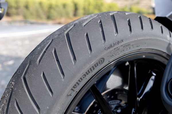 Combination of tubeless and tube-type motorcycle tyres with rims and ...